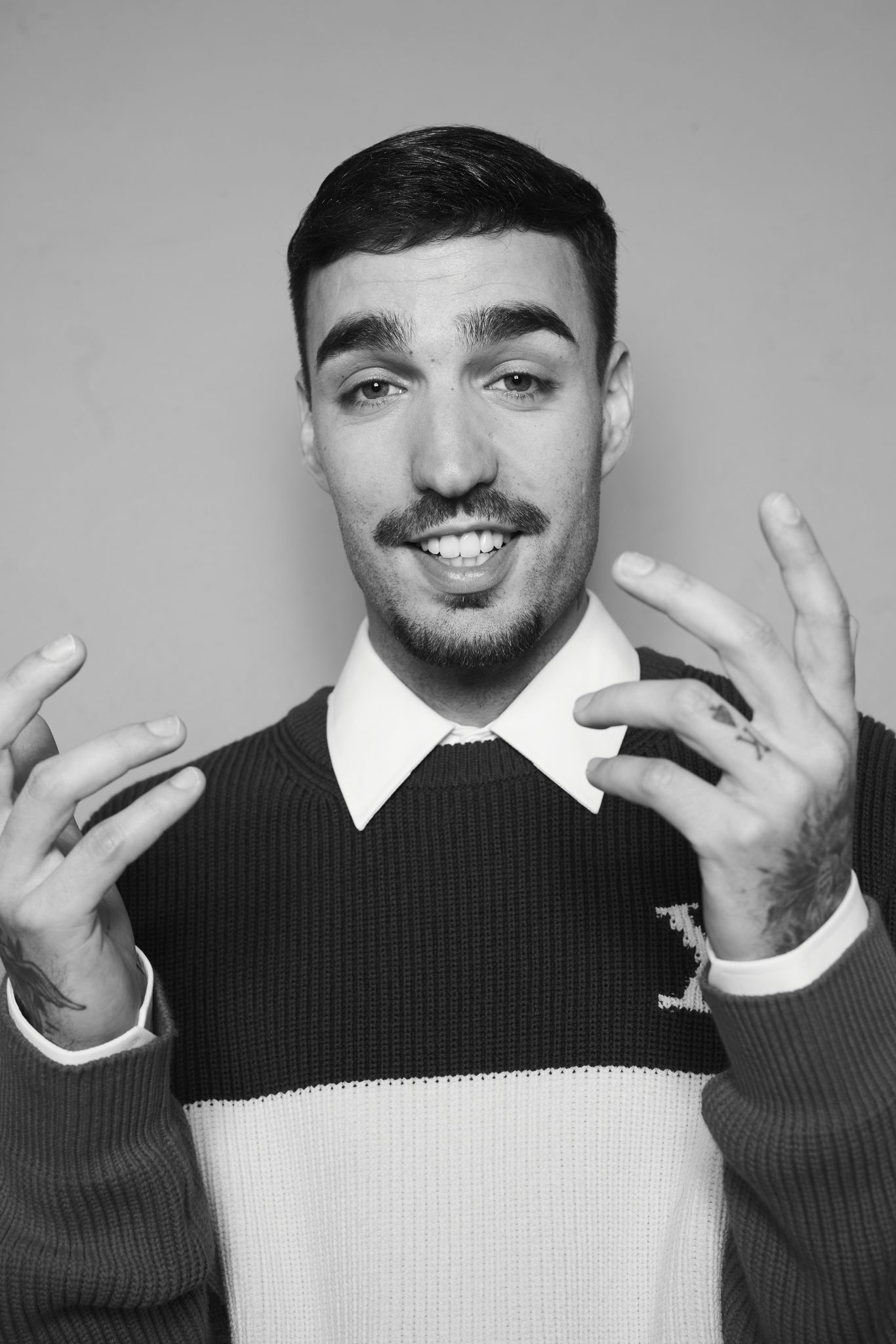 Rels B x Forbes | ¿Cuánto cuesta tu outfit?