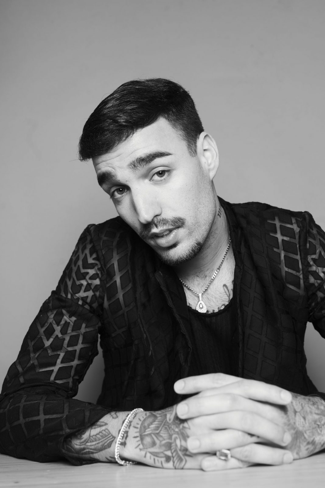 Rels B x Forbes | ¿Cuánto cuesta tu outfit?