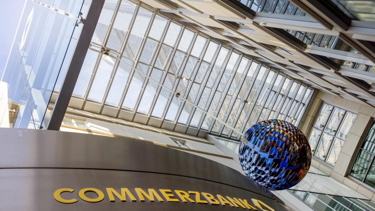 Commerzbank dobla el beneficio hasta marzo por la subida de los tipos de interés - Forbes España