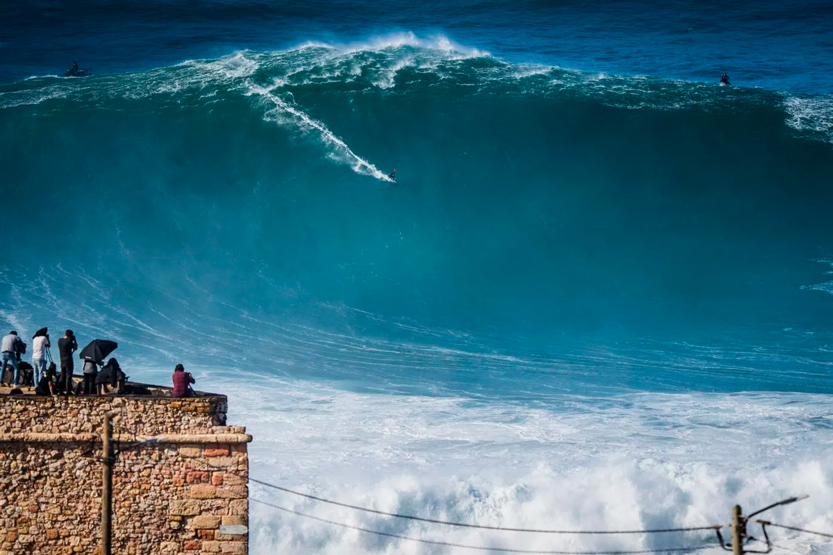 En busca de la gran ola de Nazaré: cómo se gesta un récord - Forbes España