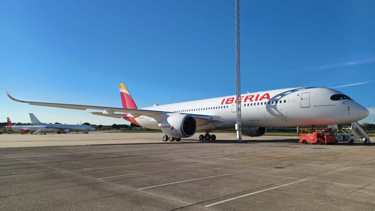 Real Academia Española, el nuevo Airbus A350 que Iberia incorpora a su ...