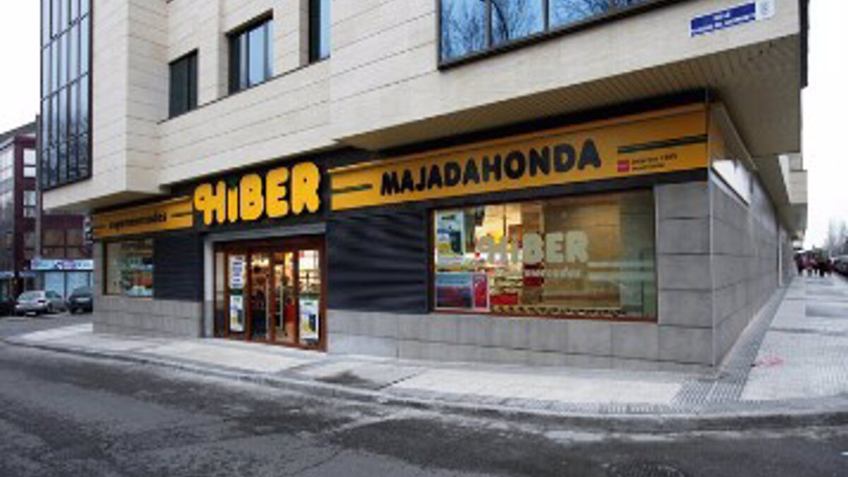 La CNMC autoriza en primera fase la compra de 31 supermercados Hiber en ...