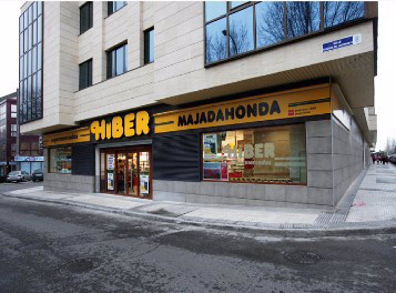 La CNMC autoriza en primera fase la compra de 31 supermercados Hiber en ...