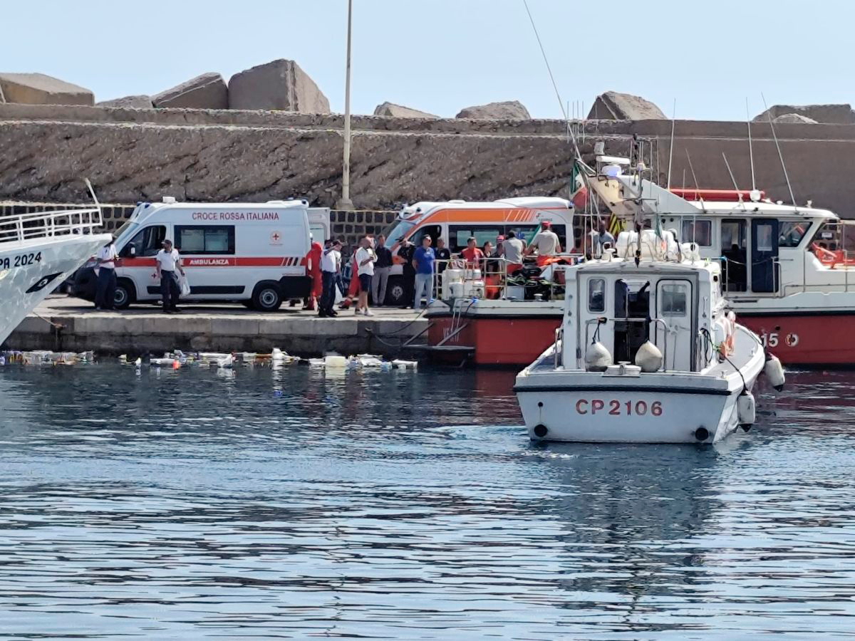 Naufraga en Sicilia el velero Bayesian, que tenía el mástil de aluminio ...