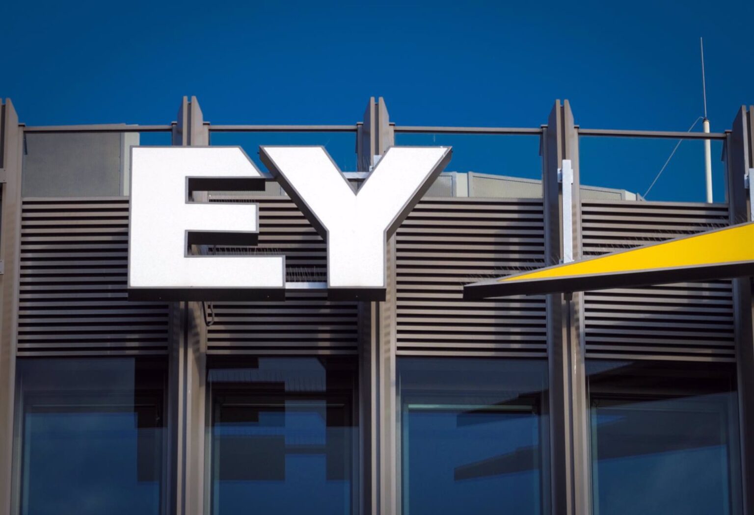 EY redujo plantillas por primera vez en 14 años en el ejercicio 2024 ...