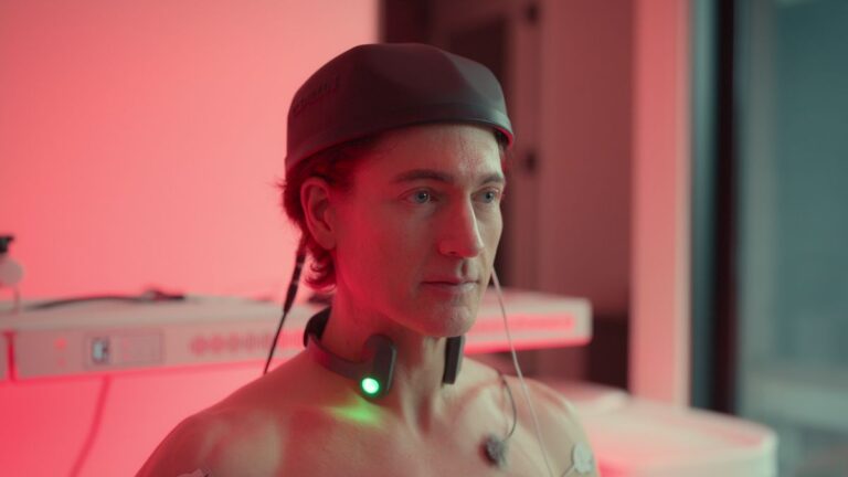 Quién es Brian Johnson, el millonario que gasta su fortuna para ...