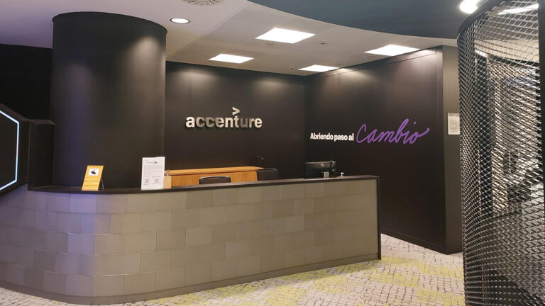 Accenture gana 6.541 millones de euros en su año fiscal, un 5,7% más, y ...