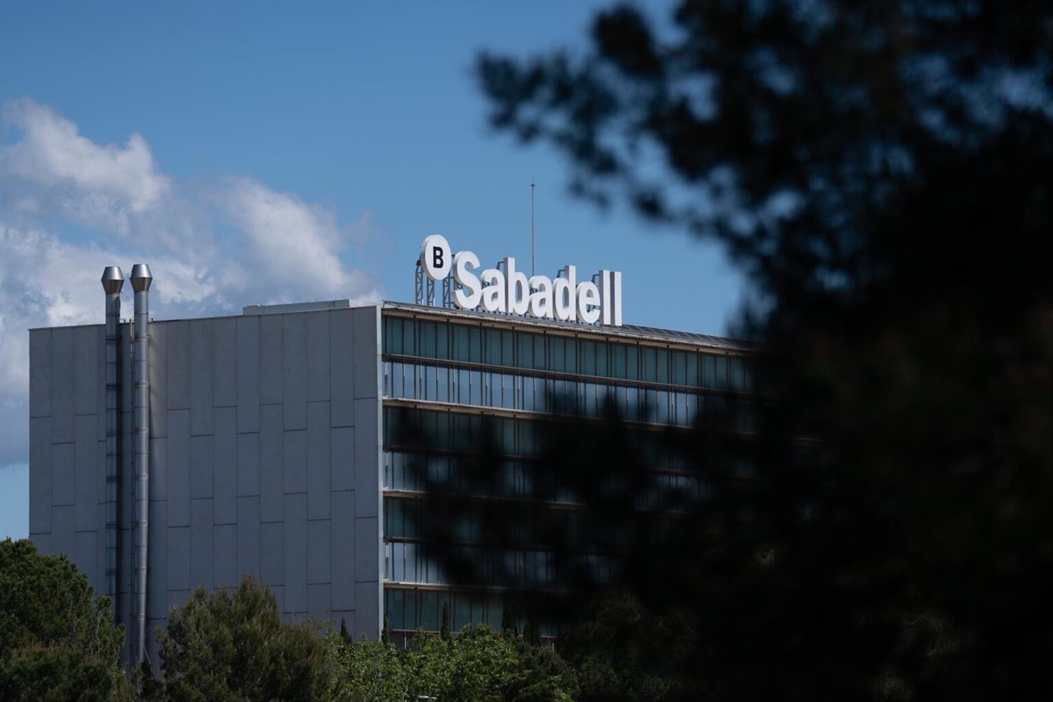 Sabadell lanza una recompra de un bono subordinado de 500 millones de ...