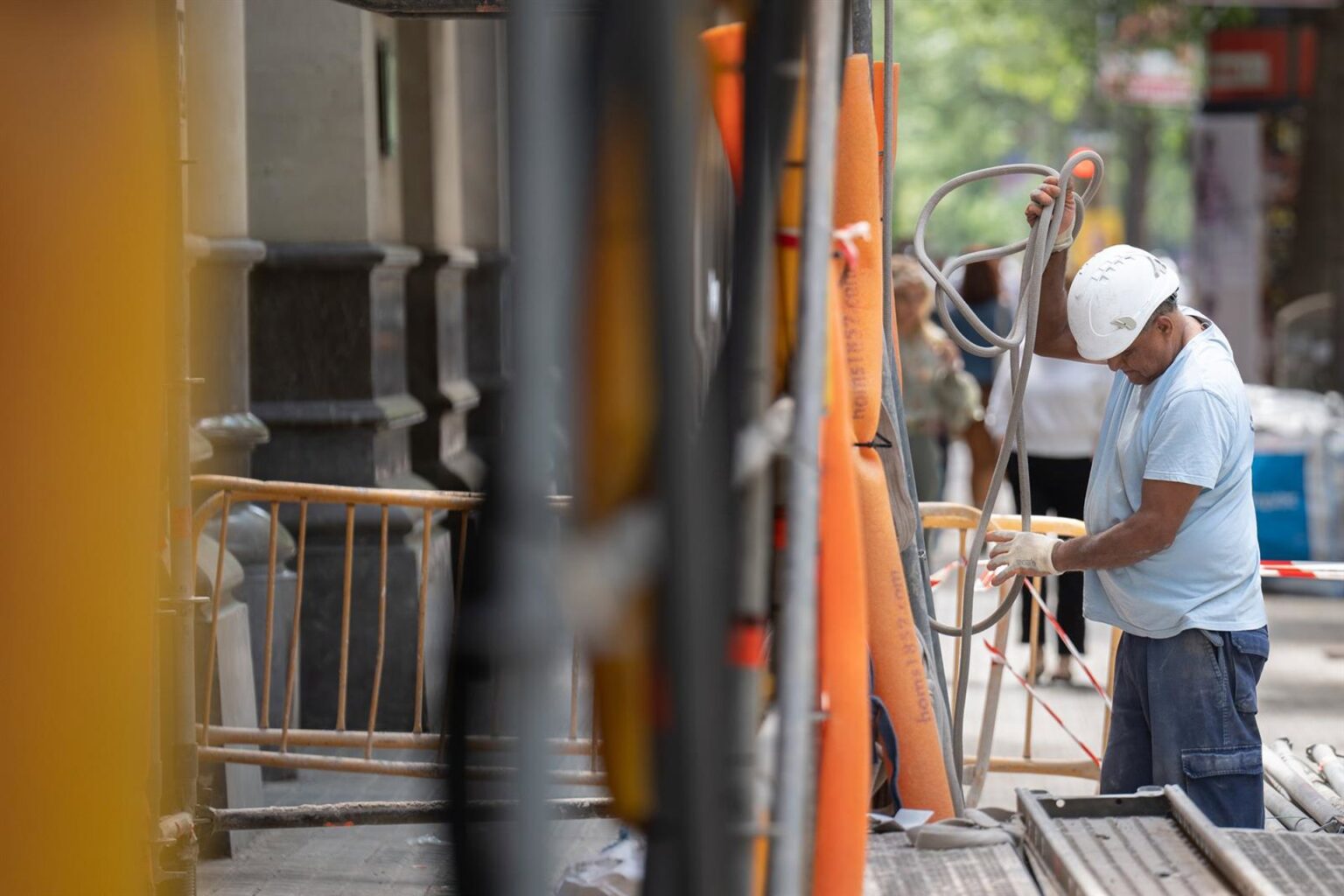 Los ocupados crecerán hasta 22,1 millones en 2025 y la tasa de paro ...