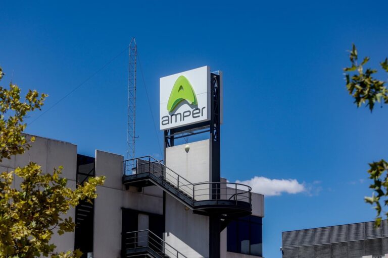 Amper gana 4,4 millones en 2025, un 4% menos, y revisa su plan ...