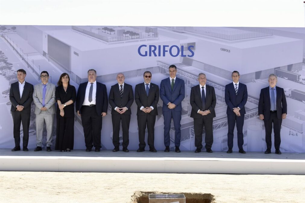 Pedro Sánchez coloca la primera piedra de la planta de Grifols en Lliçà ...