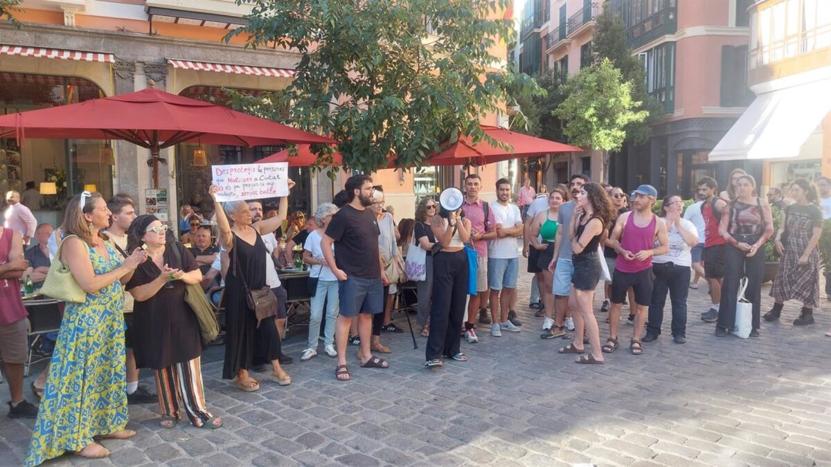 Unas 50 personas se concentran en Cort para advertir que el ...